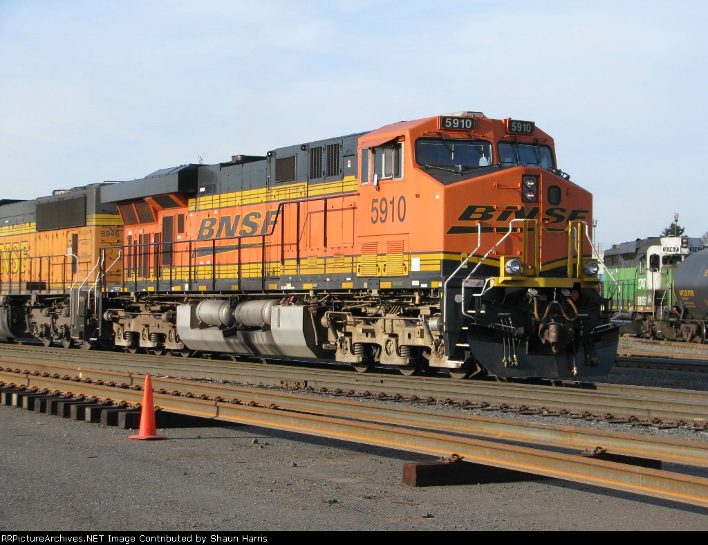 BNSF5910 ES44AC